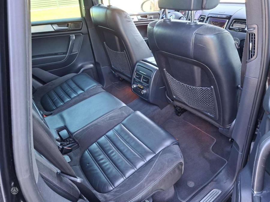 Black Volkswagen Touareg 2012 in Silute, with an engine capacity of 2.97 L and mileage of 325 thousand km for 8800 €, photo 26 on AUTOMOTO.COM.LV