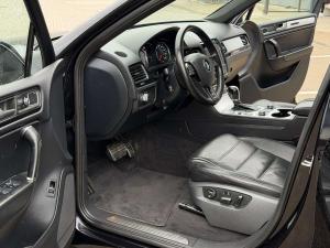 Black Volkswagen Touareg 2012 in Jonava, with an engine capacity of 4.13 L and mileage of 300 thousand km for 11950 €, photo 17 on AUTOMOTO.COM.LV