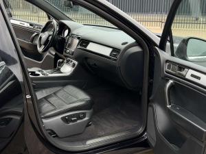 Black Volkswagen Touareg 2012 in Jonava, with an engine capacity of 4.13 L and mileage of 300 thousand km for 11950 €, photo 18 on AUTOMOTO.COM.LV