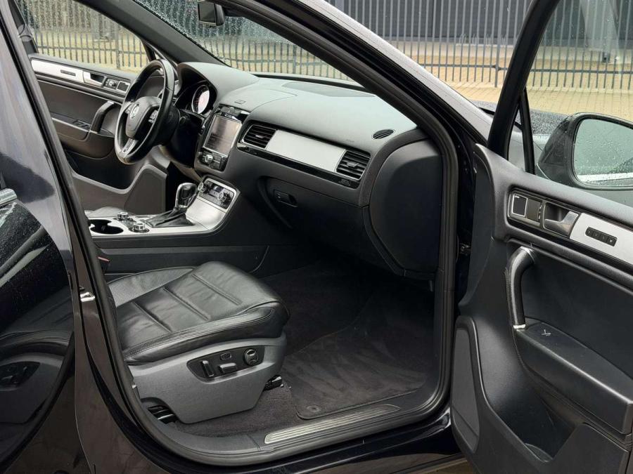 Black Volkswagen Touareg 2012 in Jonava, with an engine capacity of 4.13 L and mileage of 300 thousand km for 11950 €, photo 18 on AUTOMOTO.COM.LV
