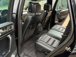Black Volkswagen Touareg 2012 in Jonava, with an engine capacity of 4.13 L and mileage of 300 thousand km for 11950 €, photo 33 on AUTOMOTO.COM.LV