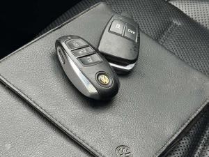Black Volkswagen Touareg 2012 in Jonava, with an engine capacity of 4.13 L and mileage of 300 thousand km for 11950 €, photo 36 on AUTOMOTO.COM.LV