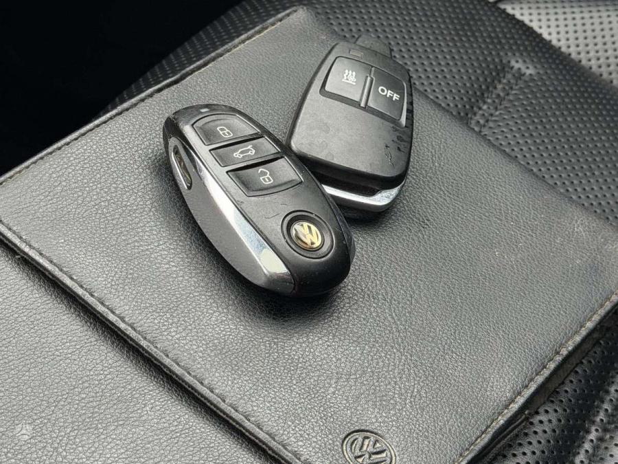 Black Volkswagen Touareg 2012 in Jonava, with an engine capacity of 4.13 L and mileage of 300 thousand km for 11950 €, photo 36 on AUTOMOTO.COM.LV