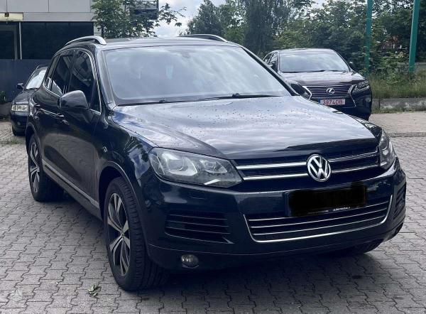 Black Volkswagen Touareg 2012 in Vilnius, with an engine capacity of 2.97 L and mileage of 306 thousand km for 10000 €, photo 2 on AUTOMOTO.COM.LV