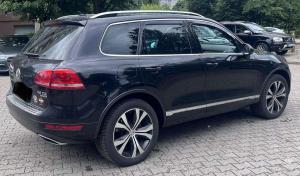 Melns Volkswagen Touareg 2012 Viļņa, ar dzinēja tilpumu 2.97 L un nobraukumu 306 tūkst. km par 10000 €, foto 4 vietnē AUTOMOTO.COM.LV