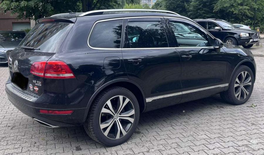 Melns Volkswagen Touareg 2012 Viļņa, ar dzinēja tilpumu 2.97 L un nobraukumu 306 tūkst. km par 10000 €, foto 4 vietnē AUTOMOTO.COM.LV