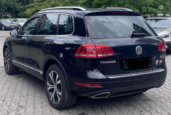 Black Volkswagen Touareg 2012 in Vilnius, with an engine capacity of 2.97 L and mileage of 306 thousand km for 10000 €, photo 4 on AUTOMOTO.COM.LV