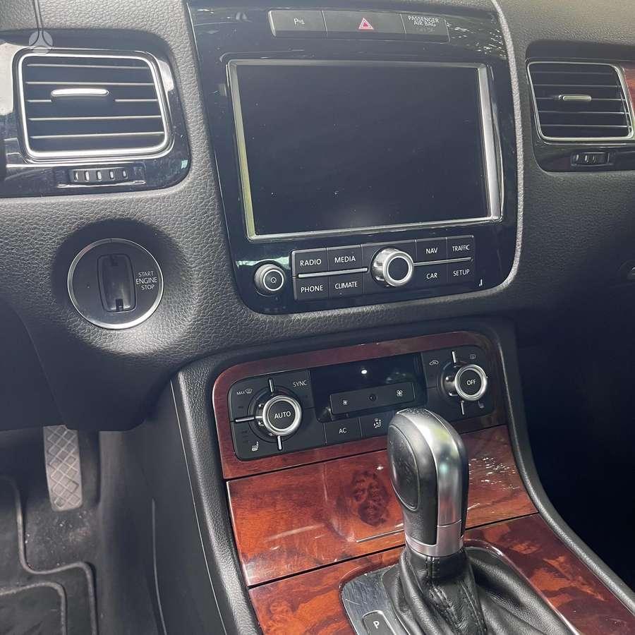 Melns Volkswagen Touareg 2012 Viļņa, ar dzinēja tilpumu 2.97 L un nobraukumu 306 tūkst. km par 10000 €, foto 8 vietnē AUTOMOTO.COM.LV