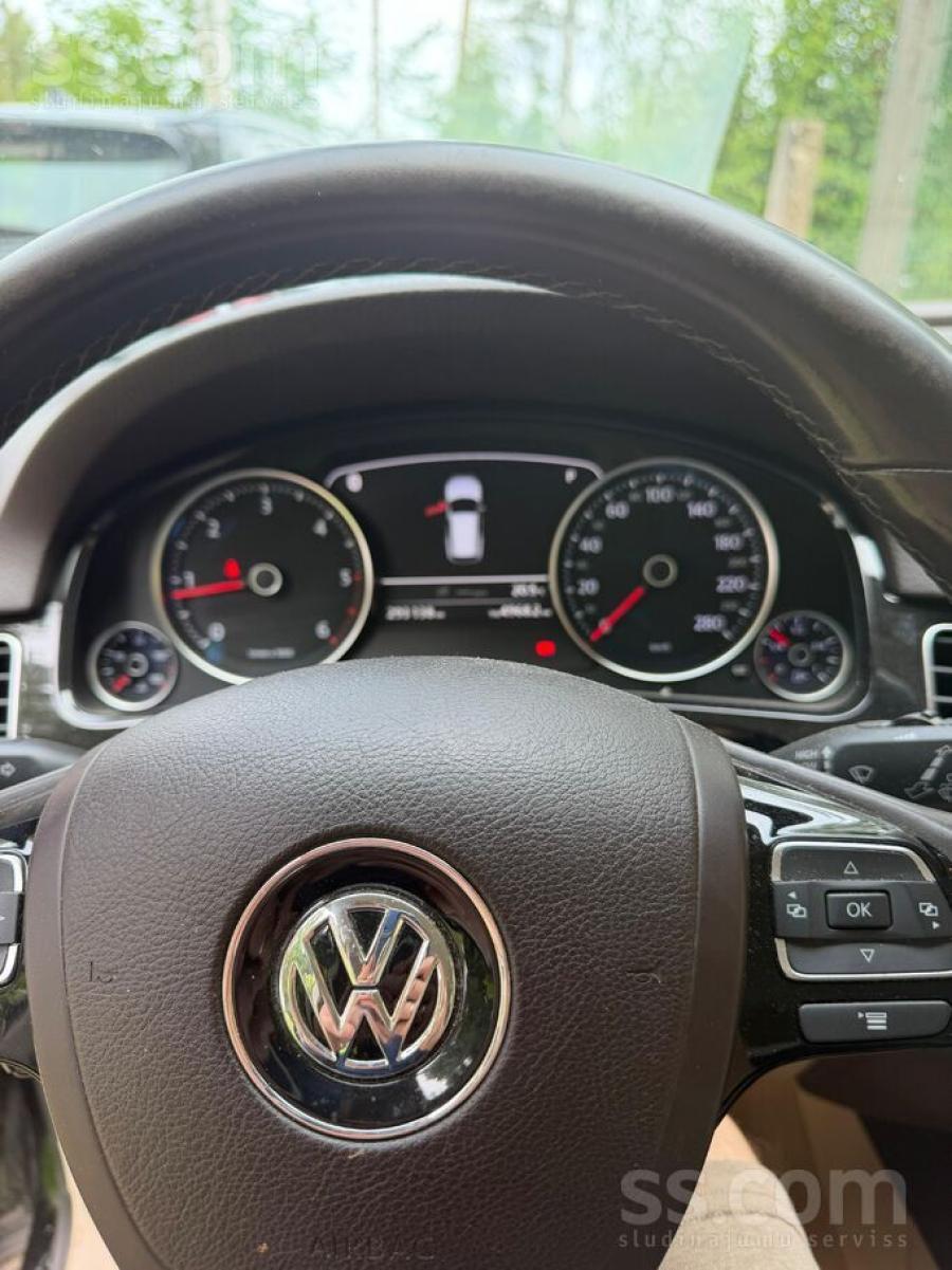 Black Volkswagen Touareg 2012 in Jurmala, with an engine capacity of 3.00 L and mileage of 293 thousand km for 9900 €, photo 1 on AUTOMOTO.COM.LV