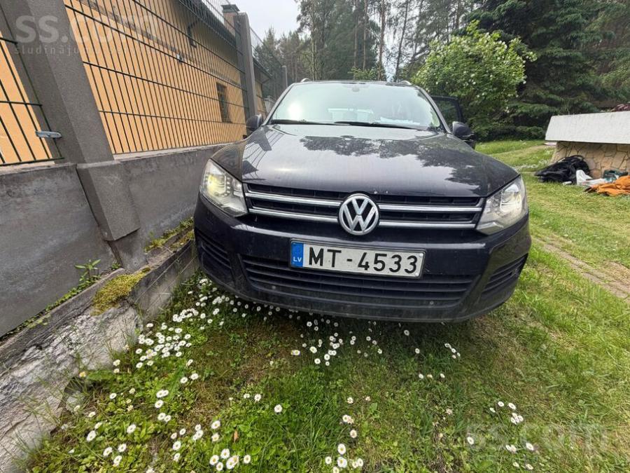 Black Volkswagen Touareg 2012 in Jurmala, with an engine capacity of 3.00 L and mileage of 293 thousand km for 9900 €, photo 4 on AUTOMOTO.COM.LV