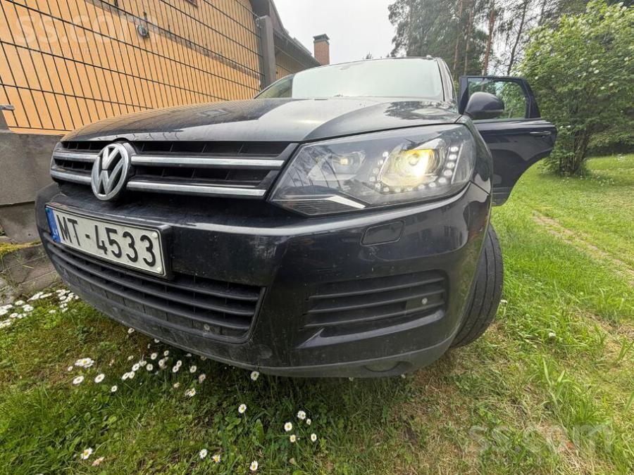 Black Volkswagen Touareg 2012 in Jurmala, with an engine capacity of 3.00 L and mileage of 293 thousand km for 9900 €, photo 5 on AUTOMOTO.COM.LV
