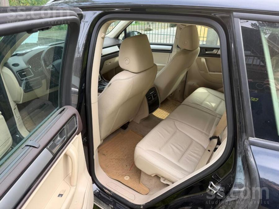 Black Volkswagen Touareg 2012 in Jurmala, with an engine capacity of 3.00 L and mileage of 293 thousand km for 9900 €, photo 11 on AUTOMOTO.COM.LV