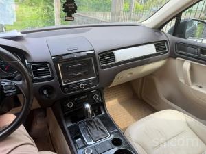 Black Volkswagen Touareg 2012 in Jurmala, with an engine capacity of 3.00 L and mileage of 293 thousand km for 9900 €, photo 12 on AUTOMOTO.COM.LV