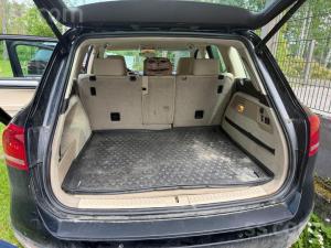 Black Volkswagen Touareg 2012 in Jurmala, with an engine capacity of 3.00 L and mileage of 293 thousand km for 9900 €, photo 13 on AUTOMOTO.COM.LV