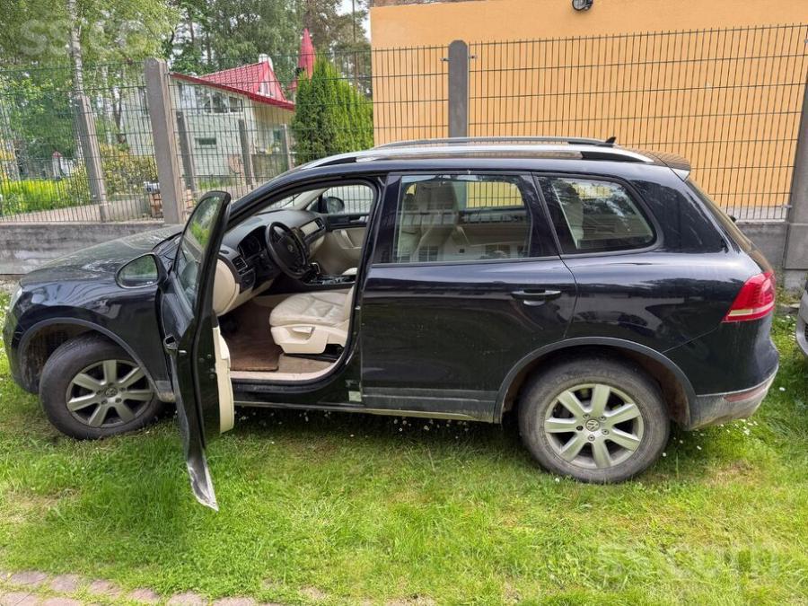Black Volkswagen Touareg 2012 in Jurmala, with an engine capacity of 3.00 L and mileage of 293 thousand km for 9900 €, photo 14 on AUTOMOTO.COM.LV