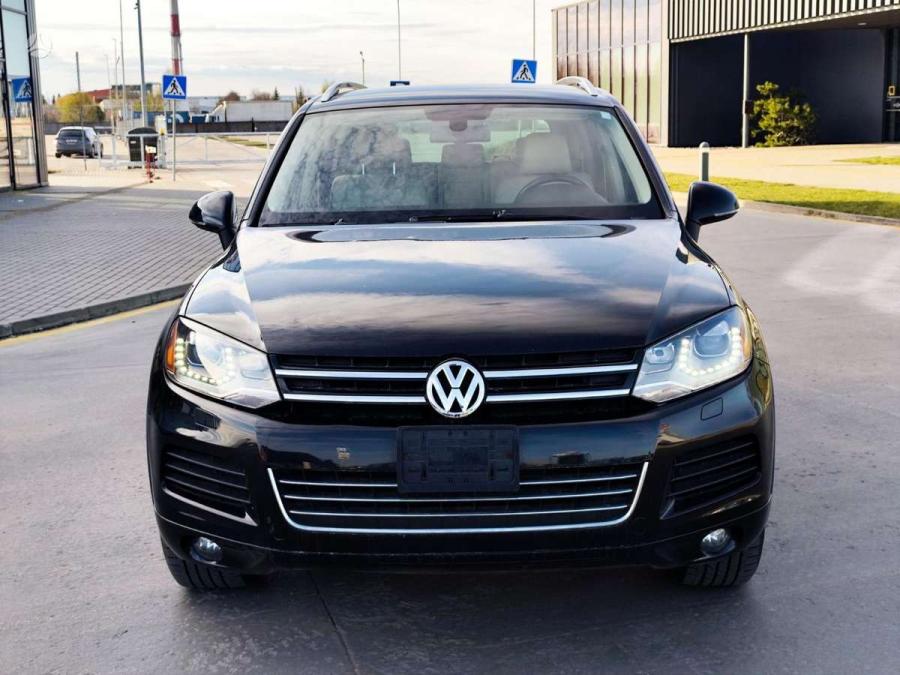 Black Volkswagen Touareg 2012 in Siauliai, with an engine capacity of 3.60 L and mileage of 180 thousand km for 8700 €, photo 4 on AUTOMOTO.COM.LV