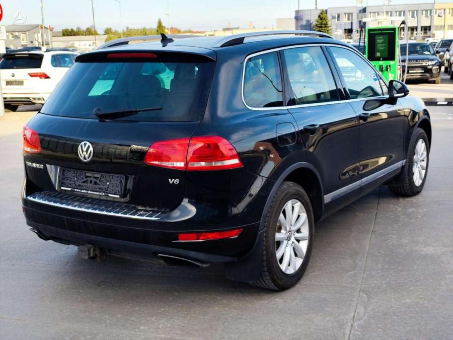 Black Volkswagen Touareg 2012 in Siauliai, with an engine capacity of 3.60 L and mileage of 180 thousand km for 8700 €, photo 5 on AUTOMOTO.COM.LV