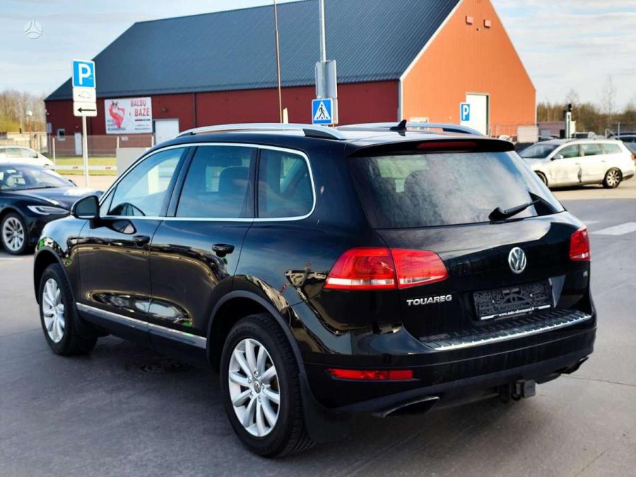 Black Volkswagen Touareg 2012 in Siauliai, with an engine capacity of 3.60 L and mileage of 180 thousand km for 8700 €, photo 6 on AUTOMOTO.COM.LV