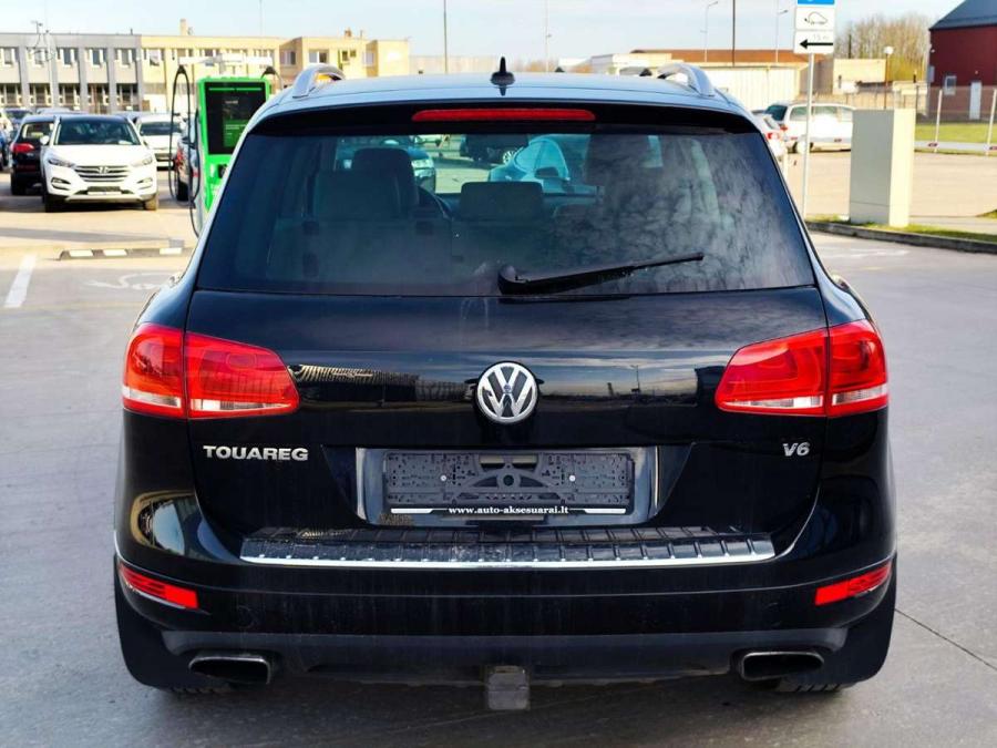 Black Volkswagen Touareg 2012 in Siauliai, with an engine capacity of 3.60 L and mileage of 180 thousand km for 8700 €, photo 7 on AUTOMOTO.COM.LV