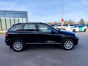 Black Volkswagen Touareg 2012 in Siauliai, with an engine capacity of 3.60 L and mileage of 180 thousand km for 8700 €, photo 9 on AUTOMOTO.COM.LV
