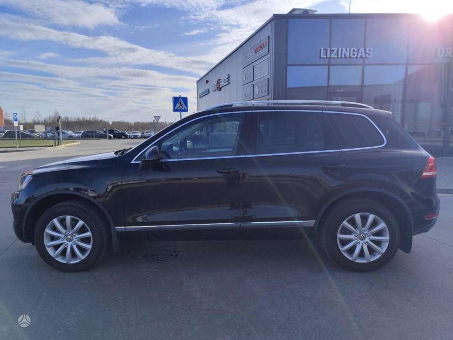 Black Volkswagen Touareg 2012 in Siauliai, with an engine capacity of 3.60 L and mileage of 180 thousand km for 8700 €, photo 10 on AUTOMOTO.COM.LV