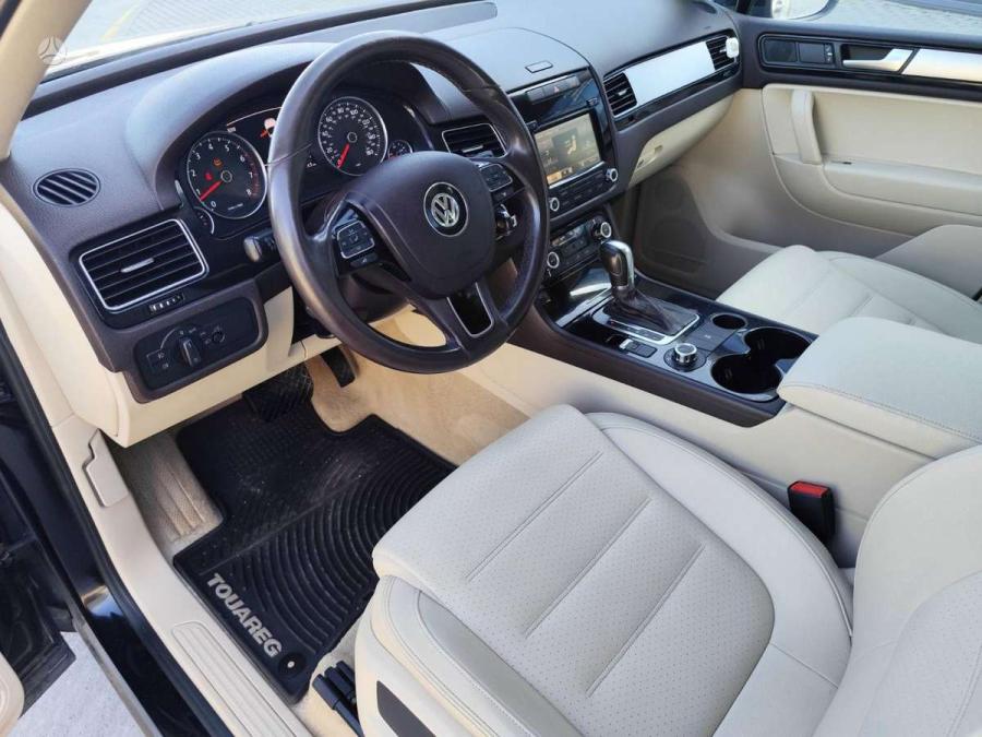 Black Volkswagen Touareg 2012 in Siauliai, with an engine capacity of 3.60 L and mileage of 180 thousand km for 8700 €, photo 11 on AUTOMOTO.COM.LV
