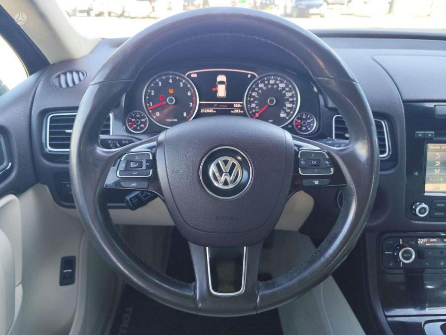Black Volkswagen Touareg 2012 in Siauliai, with an engine capacity of 3.60 L and mileage of 180 thousand km for 8700 €, photo 13 on AUTOMOTO.COM.LV