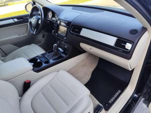 Black Volkswagen Touareg 2012 in Siauliai, with an engine capacity of 3.60 L and mileage of 180 thousand km for 8700 €, photo 15 on AUTOMOTO.COM.LV