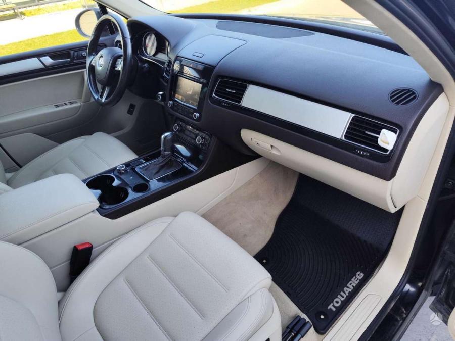 Black Volkswagen Touareg 2012 in Siauliai, with an engine capacity of 3.60 L and mileage of 180 thousand km for 8700 €, photo 15 on AUTOMOTO.COM.LV