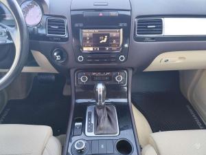 Black Volkswagen Touareg 2012 in Siauliai, with an engine capacity of 3.60 L and mileage of 180 thousand km for 8700 €, photo 16 on AUTOMOTO.COM.LV