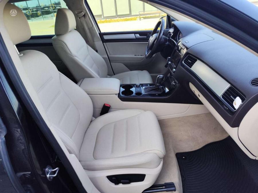 Black Volkswagen Touareg 2012 in Siauliai, with an engine capacity of 3.60 L and mileage of 180 thousand km for 8700 €, photo 19 on AUTOMOTO.COM.LV