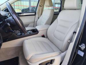 Black Volkswagen Touareg 2012 in Siauliai, with an engine capacity of 3.60 L and mileage of 180 thousand km for 8700 €, photo 20 on AUTOMOTO.COM.LV