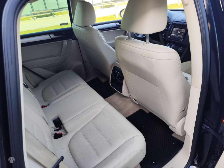 Black Volkswagen Touareg 2012 in Siauliai, with an engine capacity of 3.60 L and mileage of 180 thousand km for 8700 €, photo 21 on AUTOMOTO.COM.LV