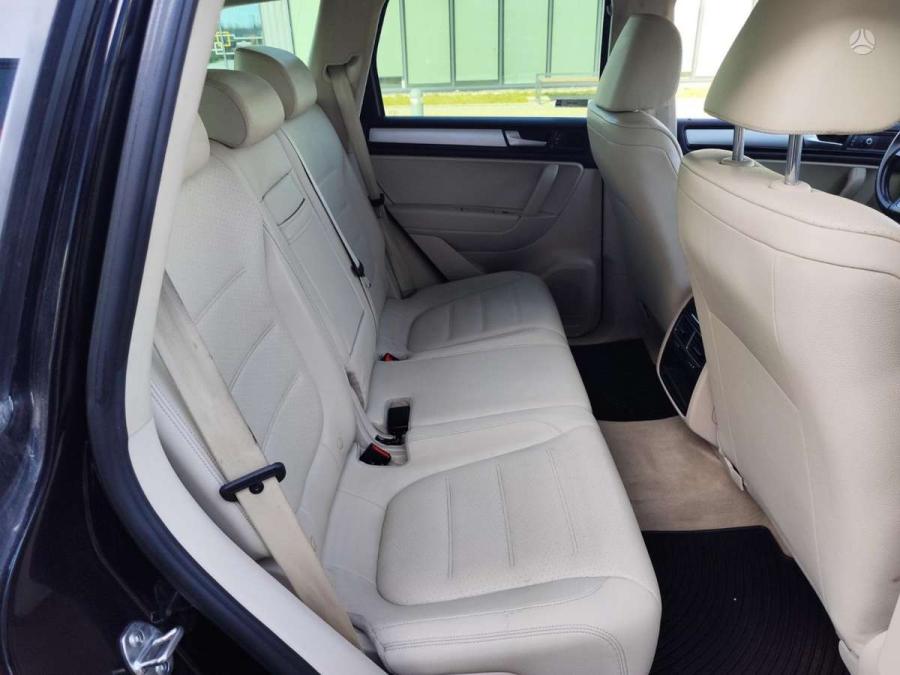 Black Volkswagen Touareg 2012 in Siauliai, with an engine capacity of 3.60 L and mileage of 180 thousand km for 8700 €, photo 22 on AUTOMOTO.COM.LV