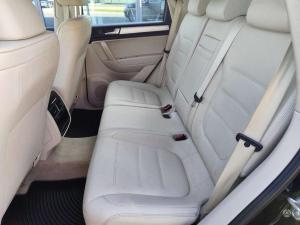 Black Volkswagen Touareg 2012 in Siauliai, with an engine capacity of 3.60 L and mileage of 180 thousand km for 8700 €, photo 23 on AUTOMOTO.COM.LV