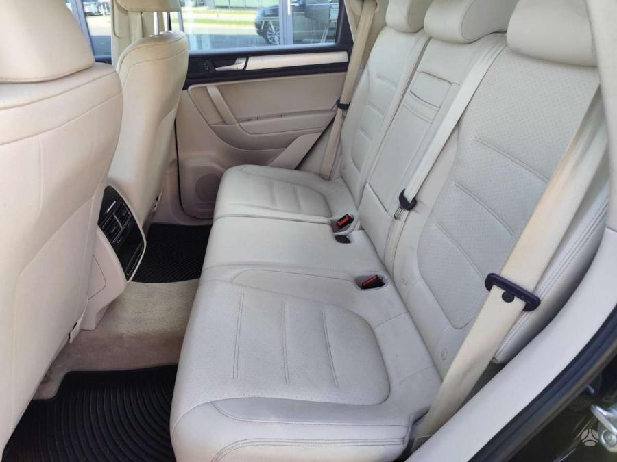 Black Volkswagen Touareg 2012 in Siauliai, with an engine capacity of 3.60 L and mileage of 180 thousand km for 8700 €, photo 23 on AUTOMOTO.COM.LV