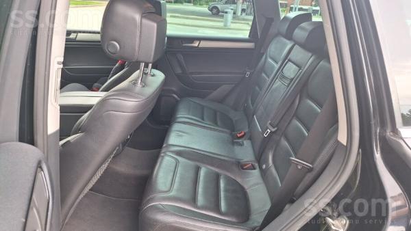 Melns Volkswagen Touareg 2012 Rīga, ar dzinēja tilpumu 3.00 L un nobraukumu 282 tūkst. km par 9700 €, foto 4 vietnē AUTOMOTO.COM.LV