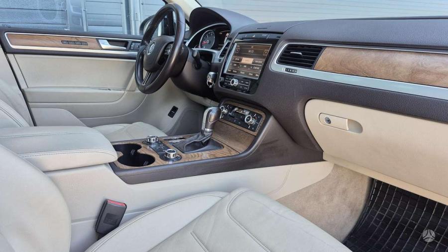 Black Volkswagen Touareg 2012 in Klaipeda, with an engine capacity of 2.97 L and mileage of 399 thousand km for 6890 €, photo 19 on AUTOMOTO.COM.LV