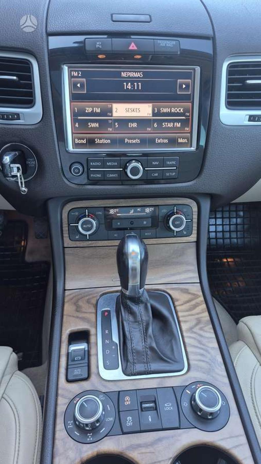 Black Volkswagen Touareg 2012 in Klaipeda, with an engine capacity of 2.97 L and mileage of 399 thousand km for 6890 €, photo 21 on AUTOMOTO.COM.LV