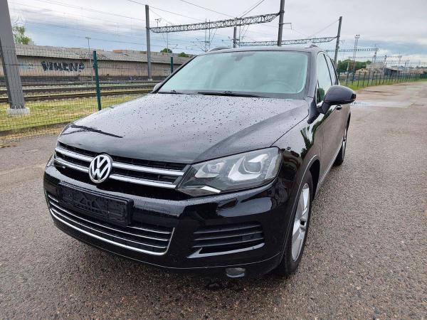 Black Volkswagen Touareg 2012 in Siauliai, with an engine capacity of 3.00 L and mileage of 251 thousand km for 9400 €, photo 1 on AUTOMOTO.COM.LV