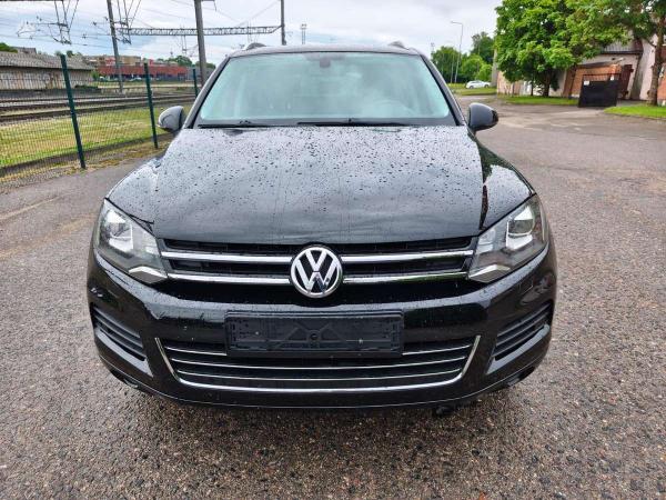 Black Volkswagen Touareg 2012 in Siauliai, with an engine capacity of 3.00 L and mileage of 251 thousand km for 9400 €, photo 2 on AUTOMOTO.COM.LV
