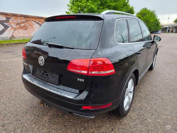 Black Volkswagen Touareg 2012 in Siauliai, with an engine capacity of 3.00 L and mileage of 251 thousand km for 9400 €, photo 4 on AUTOMOTO.COM.LV