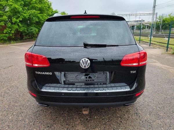 Black Volkswagen Touareg 2012 in Siauliai, with an engine capacity of 3.00 L and mileage of 251 thousand km for 9400 €, photo 5 on AUTOMOTO.COM.LV