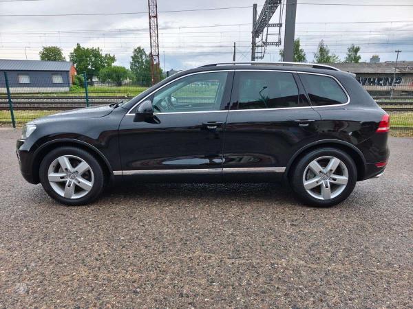 Black Volkswagen Touareg 2012 in Siauliai, with an engine capacity of 3.00 L and mileage of 251 thousand km for 9400 €, photo 8 on AUTOMOTO.COM.LV
