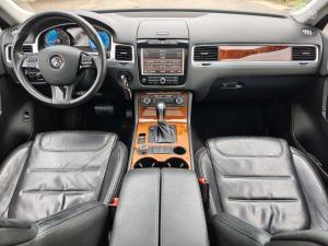 Melns Volkswagen Touareg 2012 Šauļi, ar dzinēja tilpumu 3.00 L un nobraukumu 251 tūkst. km par 9400 €, foto 10 vietnē AUTOMOTO.COM.LV
