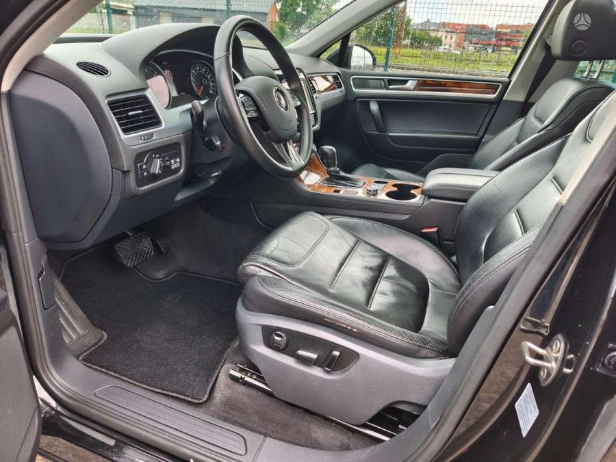 Melns Volkswagen Touareg 2012 Šauļi, ar dzinēja tilpumu 3.00 L un nobraukumu 251 tūkst. km par 9400 €, foto 14 vietnē AUTOMOTO.COM.LV
