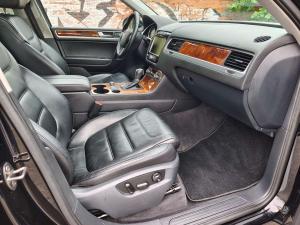 Melns Volkswagen Touareg 2012 Šauļi, ar dzinēja tilpumu 3.00 L un nobraukumu 251 tūkst. km par 9400 €, foto 15 vietnē AUTOMOTO.COM.LV