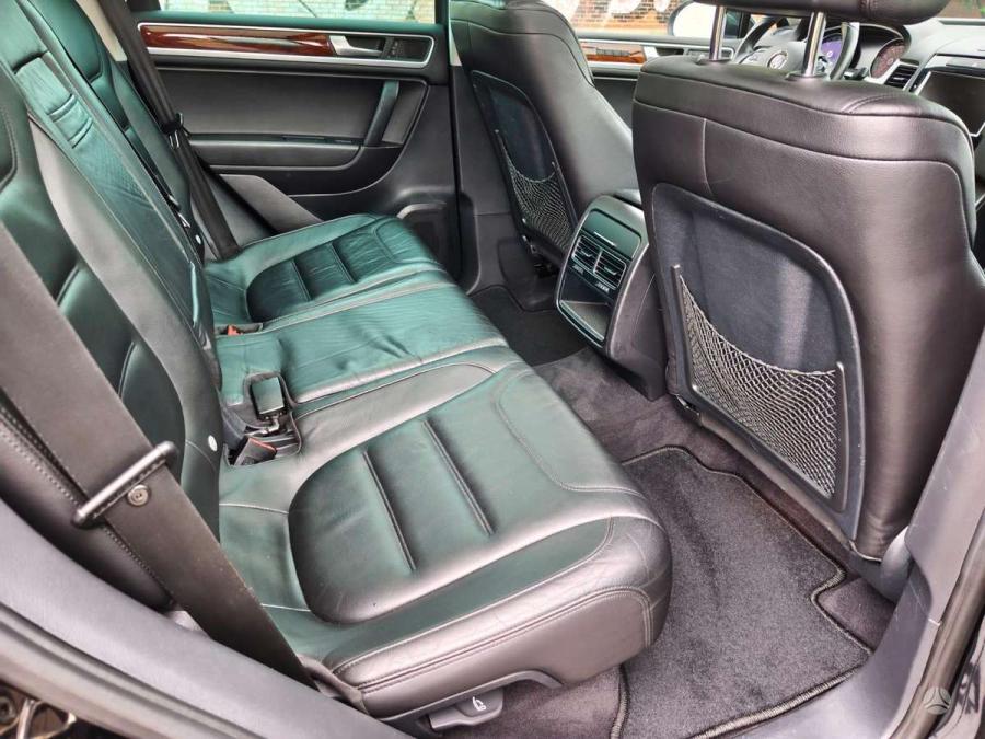 Melns Volkswagen Touareg 2012 Šauļi, ar dzinēja tilpumu 3.00 L un nobraukumu 251 tūkst. km par 9400 €, foto 17 vietnē AUTOMOTO.COM.LV