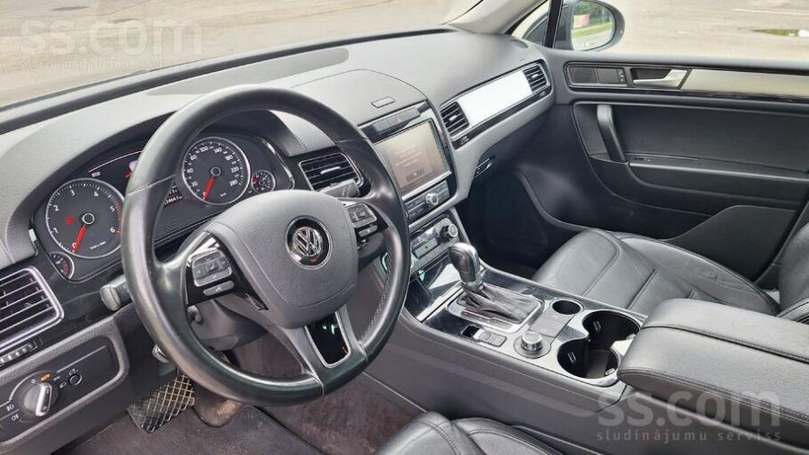 Melns Volkswagen Touareg 2012 Rīga, ar dzinēja tilpumu 3.00 L un nobraukumu 282 tūkst. km par 10400 €, foto 5 vietnē AUTOMOTO.COM.LV