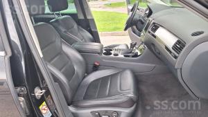 Melns Volkswagen Touareg 2012 Rīga, ar dzinēja tilpumu 3.00 L un nobraukumu 282 tūkst. km par 10400 €, foto 7 vietnē AUTOMOTO.COM.LV